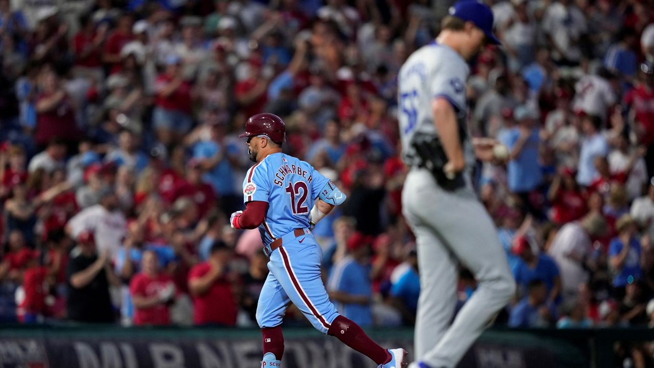 Phillies complete 3-game sweep of the Dodgers