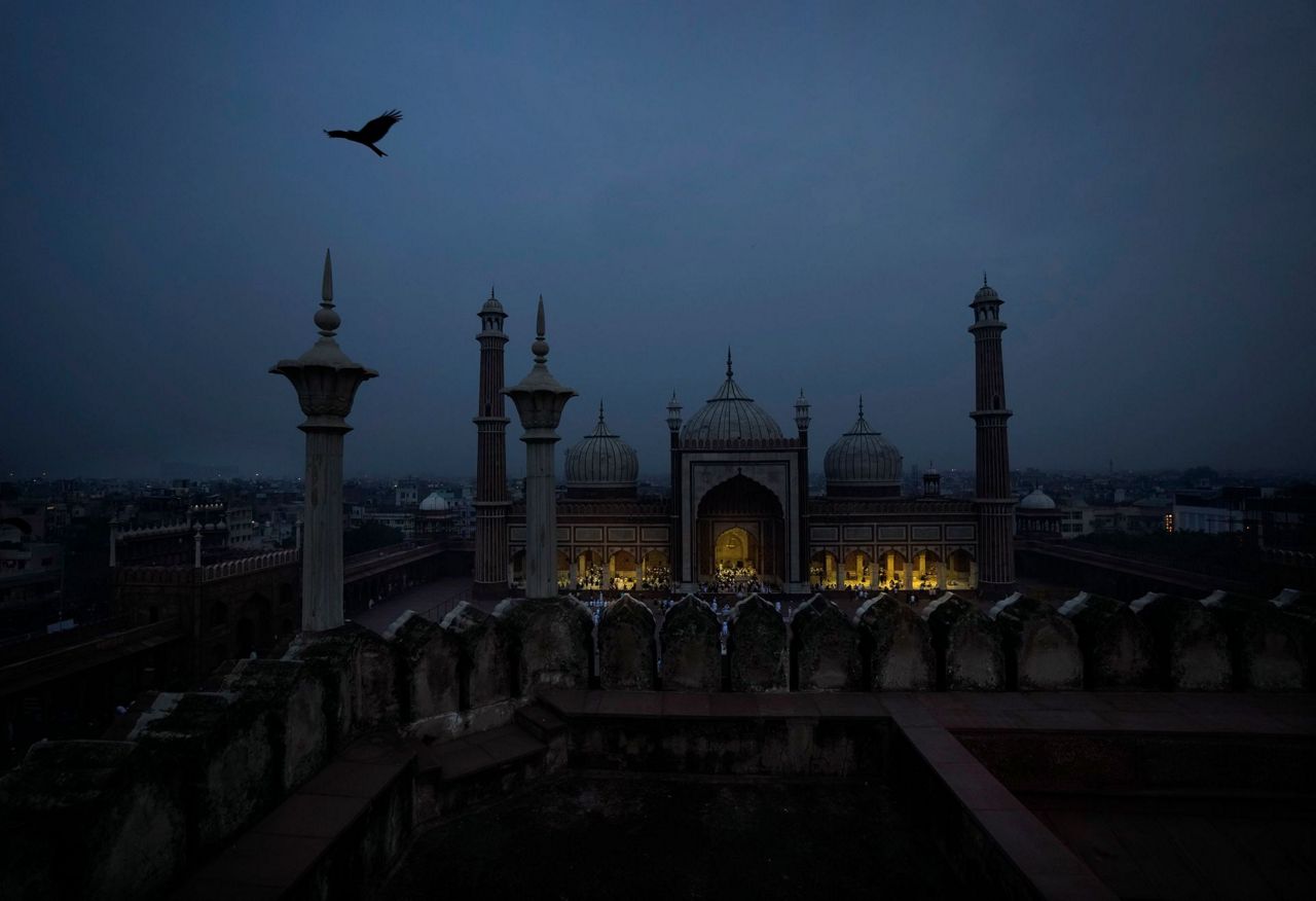 Muslim pilgrims take part in symbolic stoning of the devil as Hajj ...