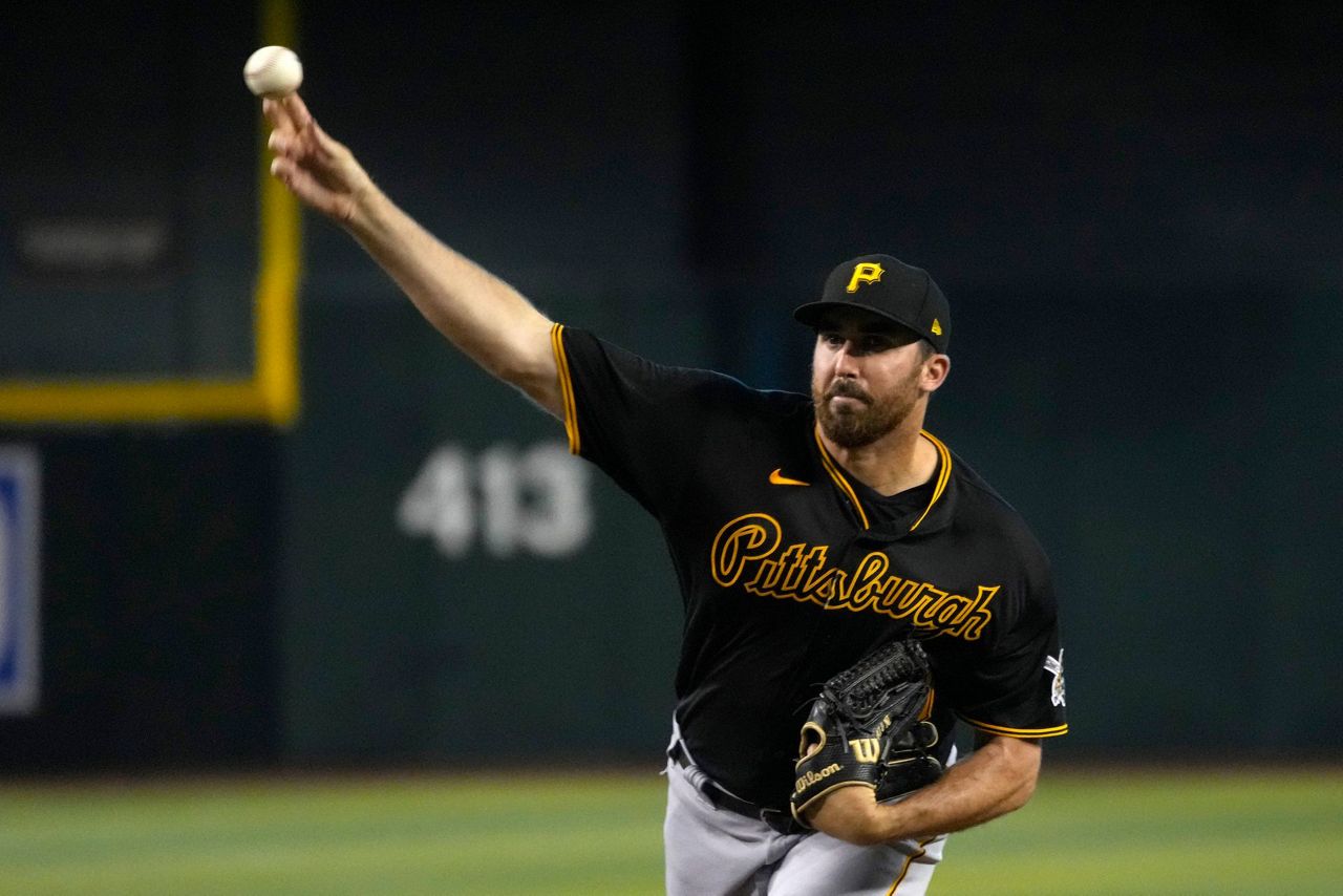 Castro loses phone in Pirates' 6-4 loss to Diamondbacks