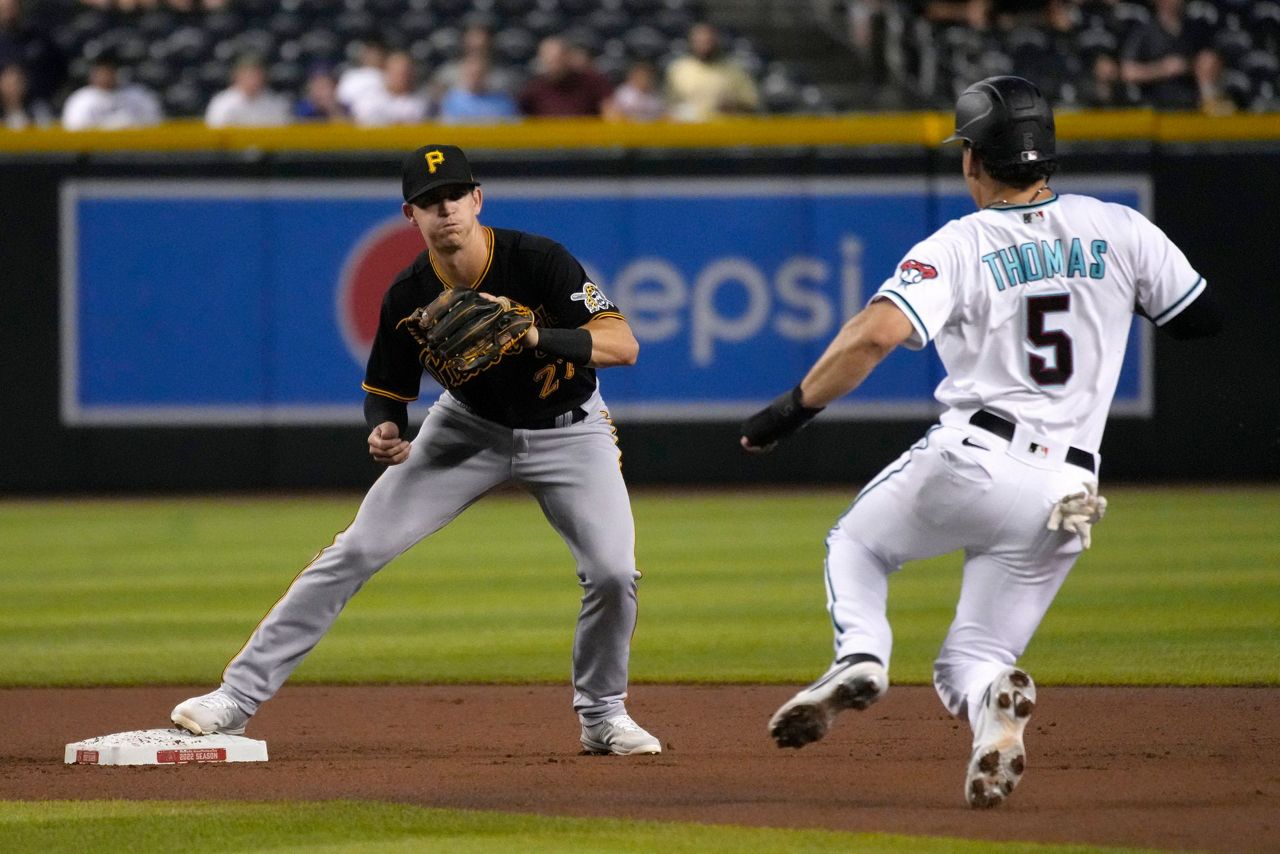 Castro loses phone in Pirates' 6-4 loss to Diamondbacks