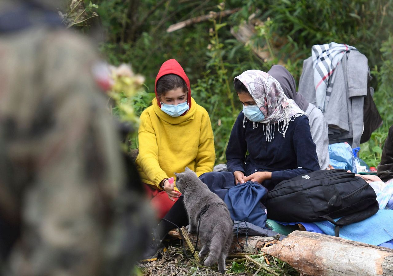 Poland plans fence on Belarus border, offers aid to migrants