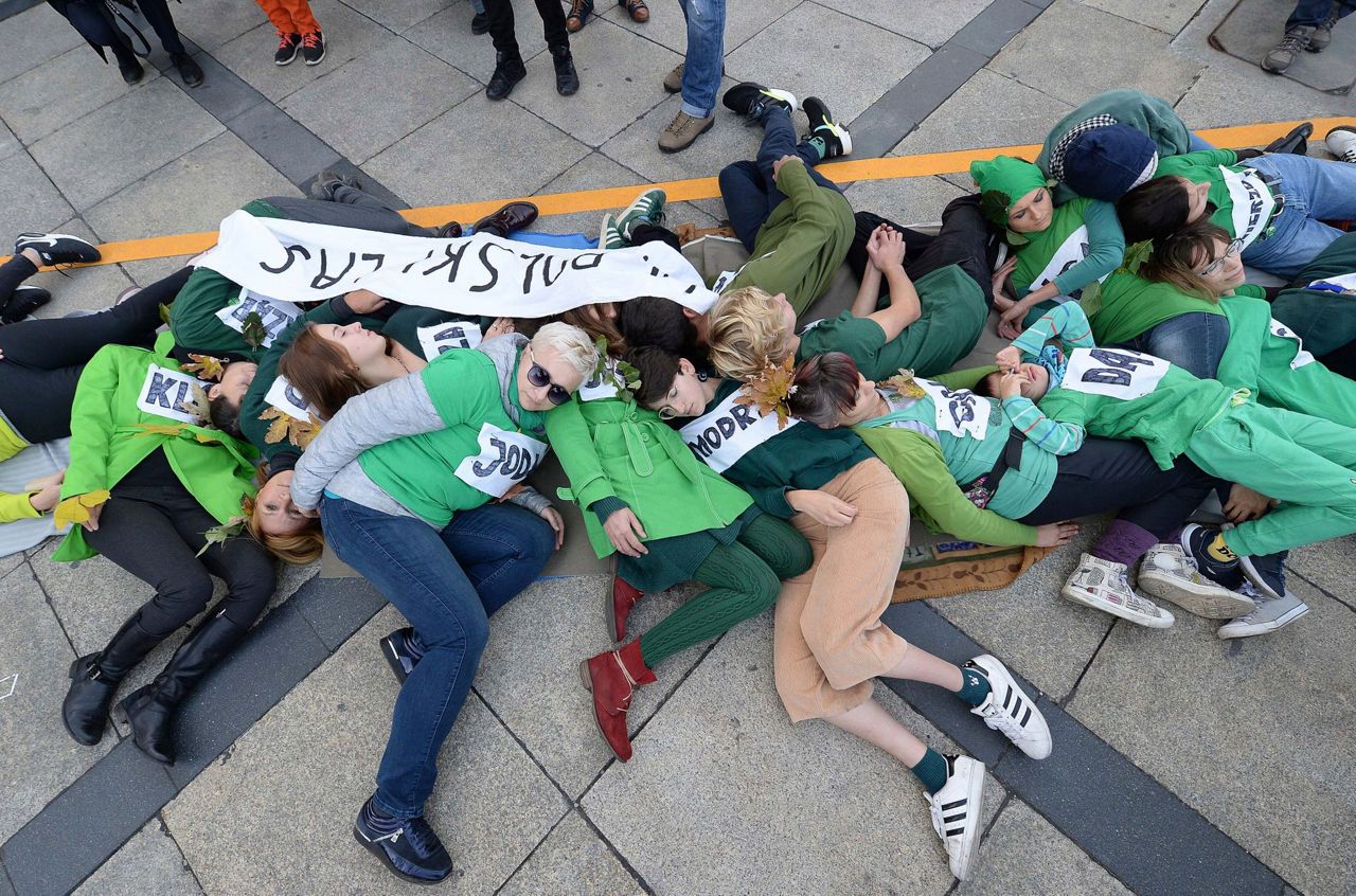 Thousands in New Zealand join 2nd wave of climate protests