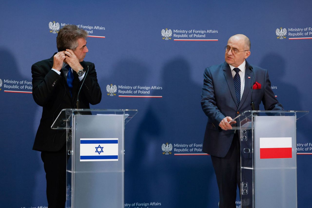 Israeli, Polish foreign ministers meet, seeking to mend ties