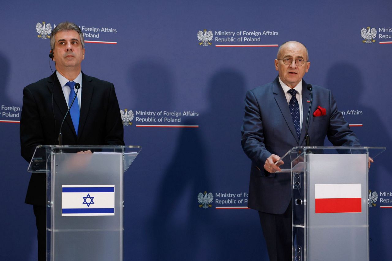 Israeli, Polish foreign ministers meet, seeking to mend ties