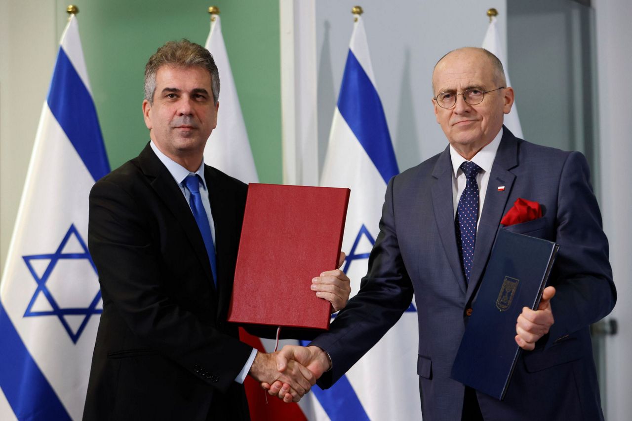 Israeli, Polish foreign ministers meet, seeking to mend ties