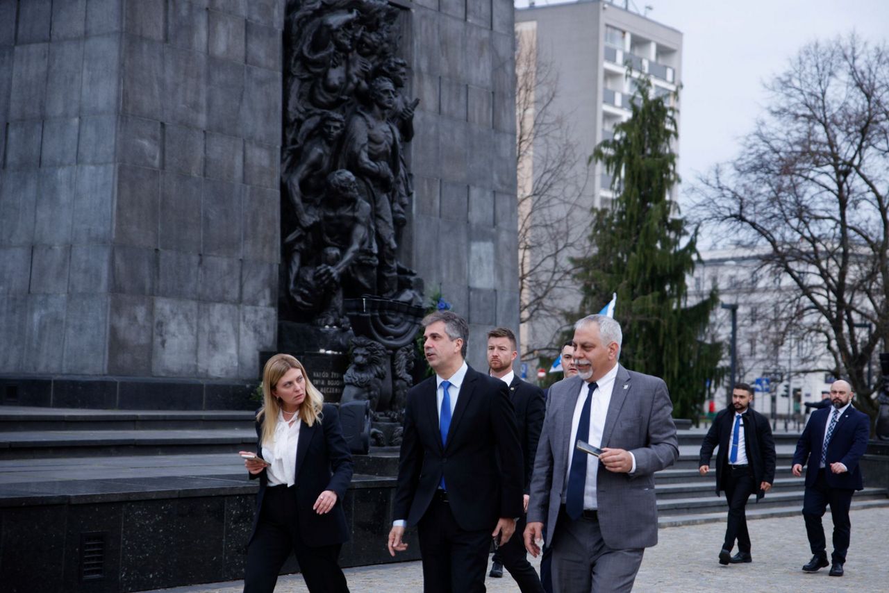 Israeli, Polish foreign ministers meet, seeking to mend ties