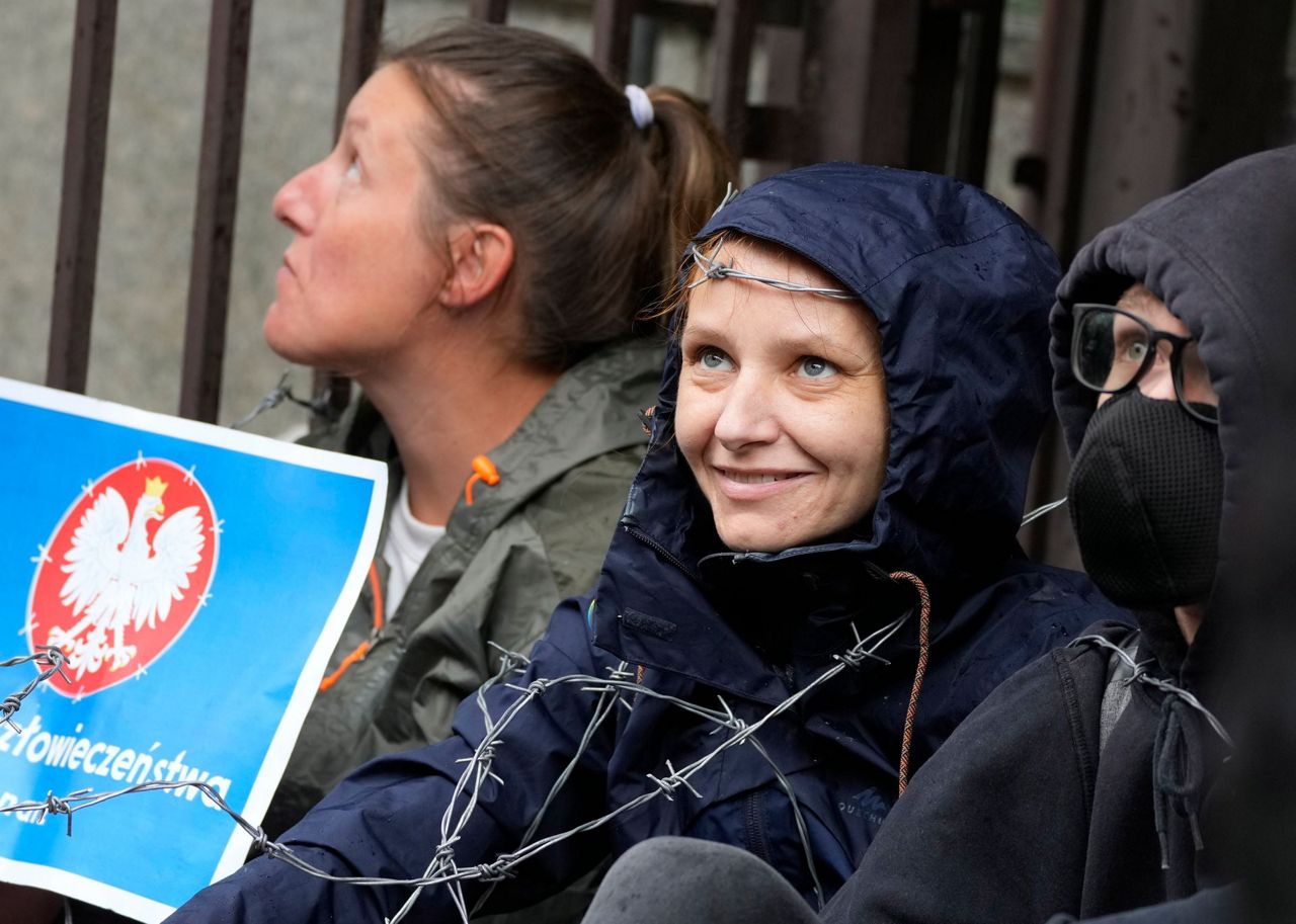 Poland plans fence on Belarus border, offers aid to migrants