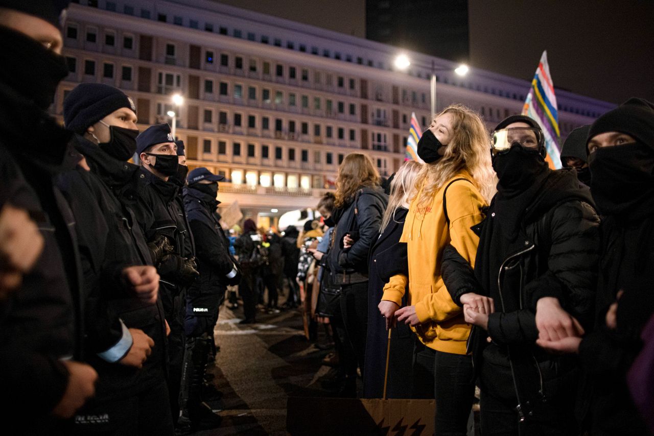 Warsaw mayor slams police for turning tear gas on protesters