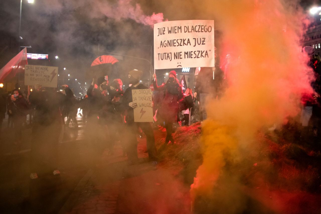 Warsaw mayor slams police for turning tear gas on protesters