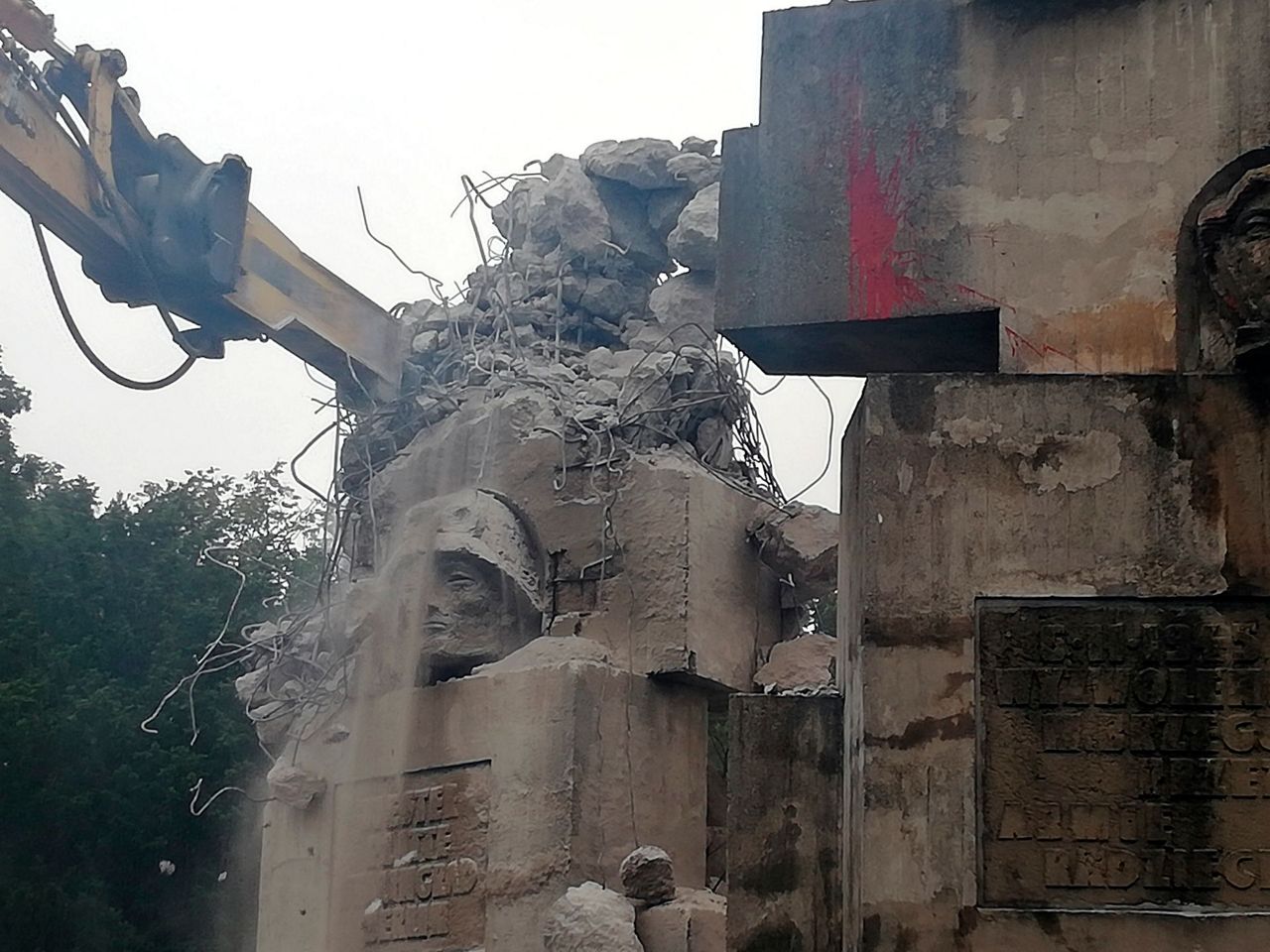 Poland begins to dismantle Soviet-era monument