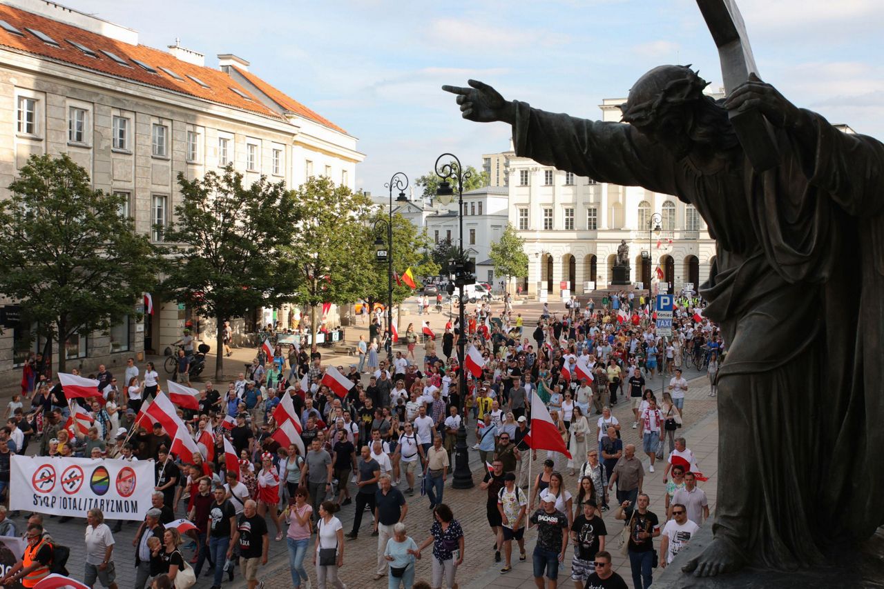 Poles mark 1944 uprising against Nazis; compare to Ukraine