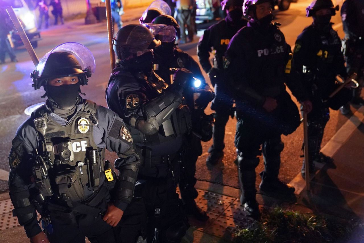 Report: Feds should create guidelines on less-lethal weapons