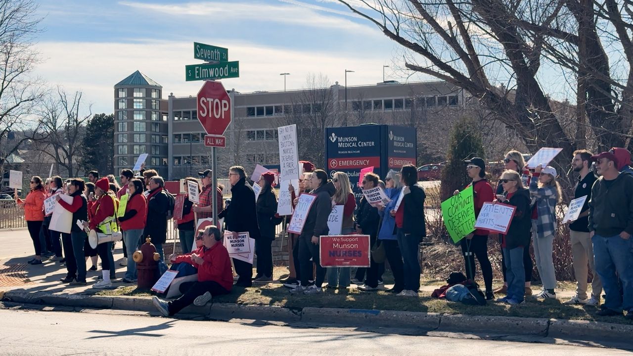 Munson nurses ratify 3-year contract with AI guardrails