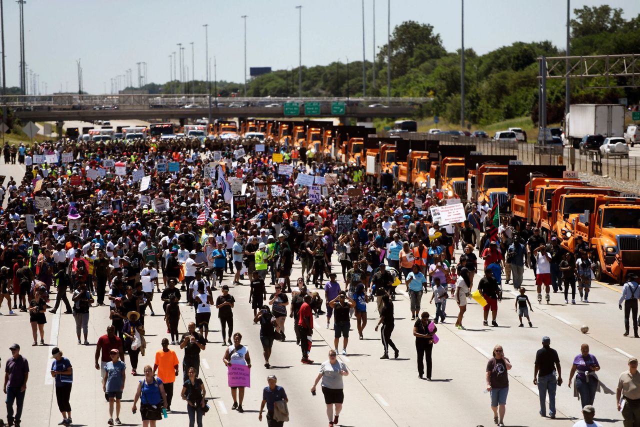 Anti-violence protesters to shut down Chicago freeway