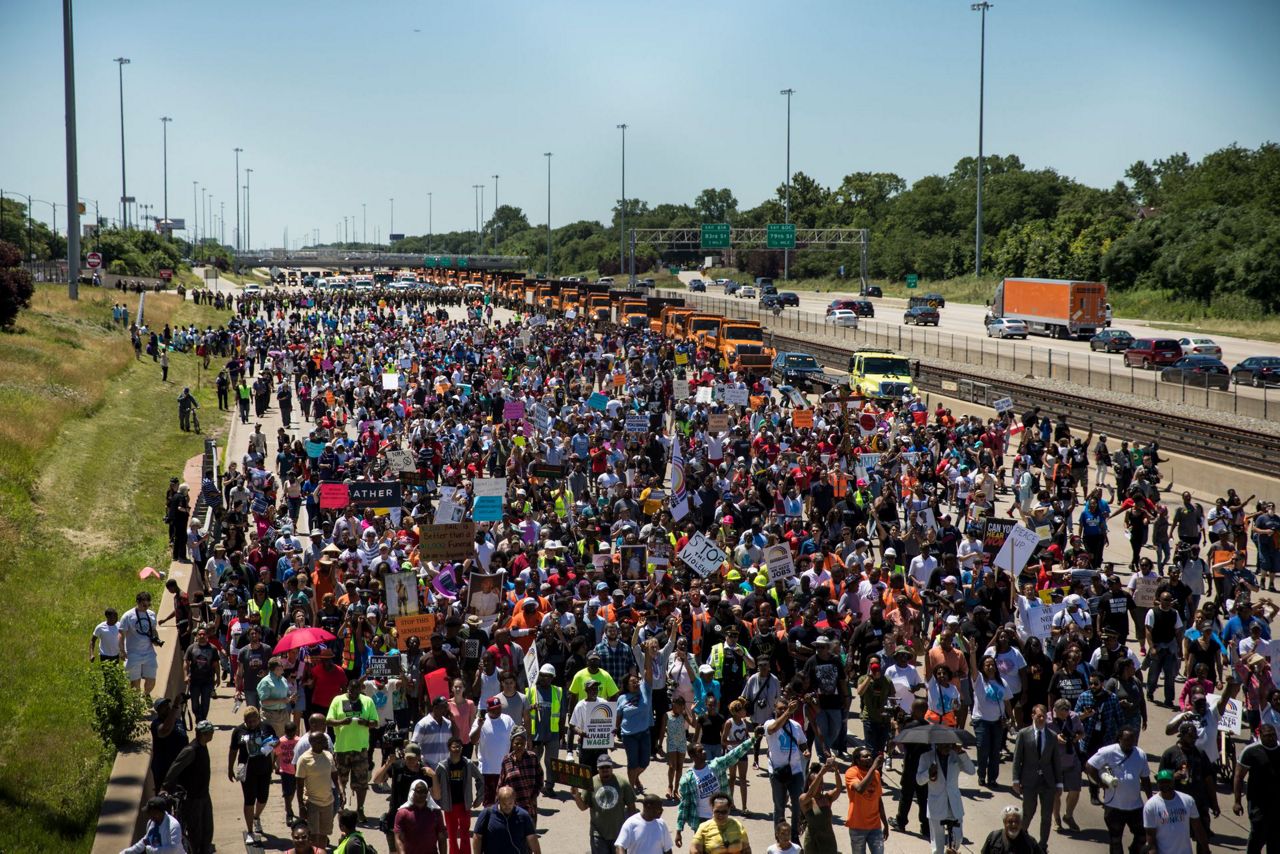 Anti-violence protesters to shut down Chicago freeway