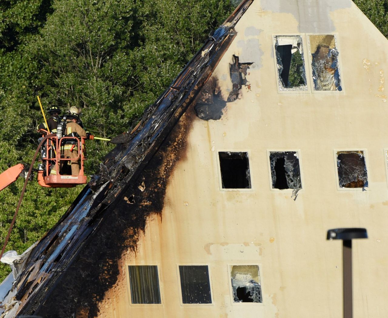 Giant pyramid tourist attraction burns in northern Illinois