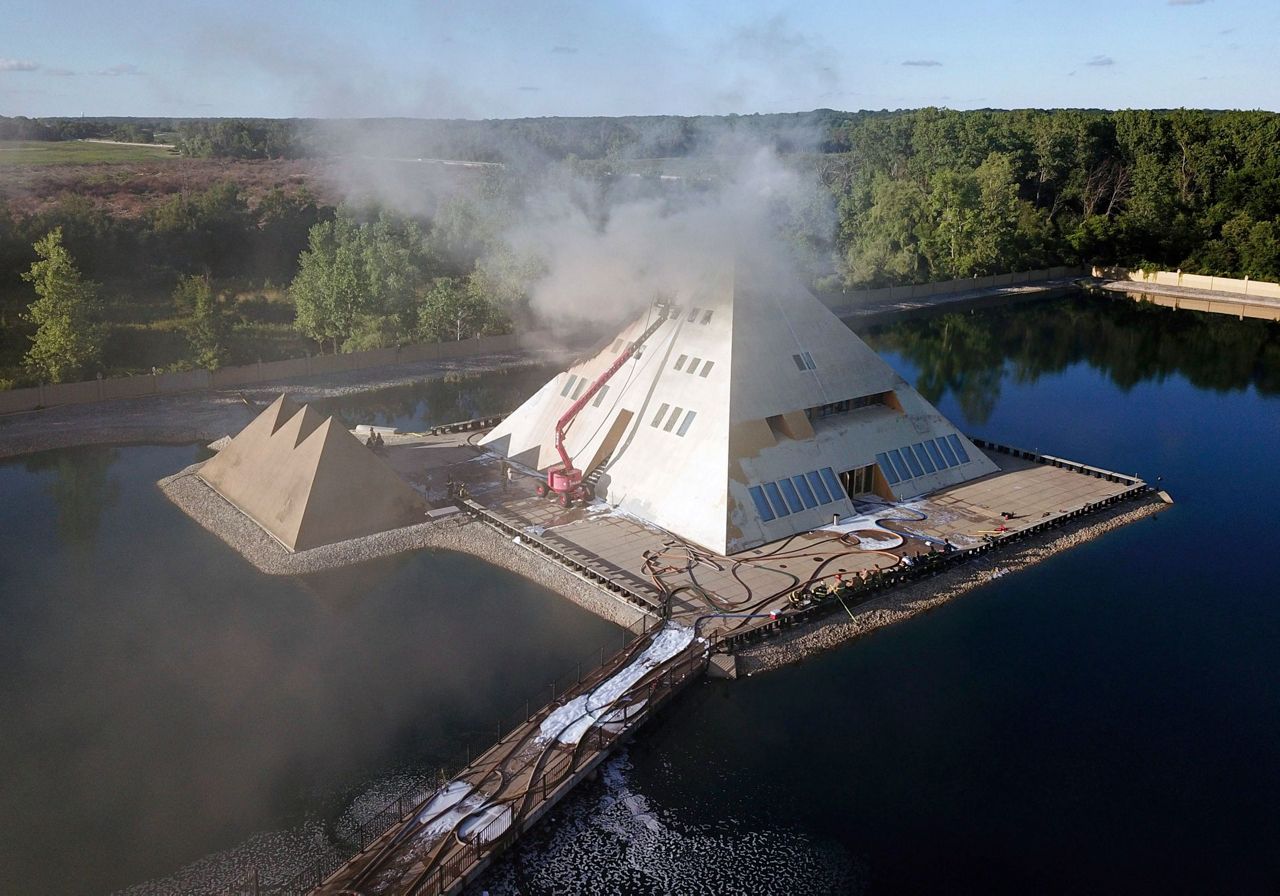 Giant pyramid tourist attraction burns in northern Illinois