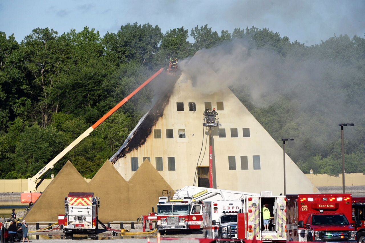 Giant pyramid tourist attraction burns in northern Illinois