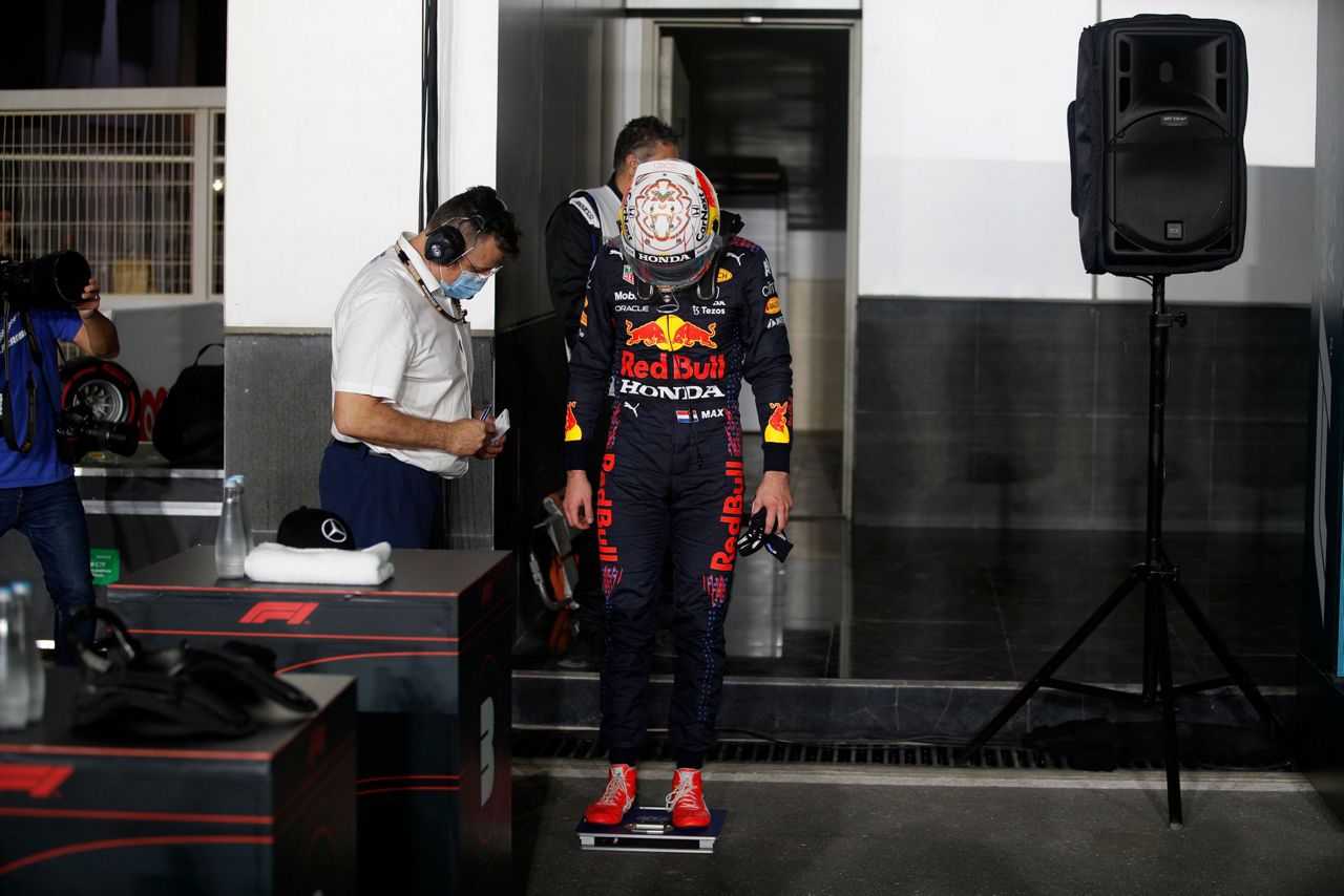Lewis Hamilton wins pole for inaugural Qatar Grand Prix