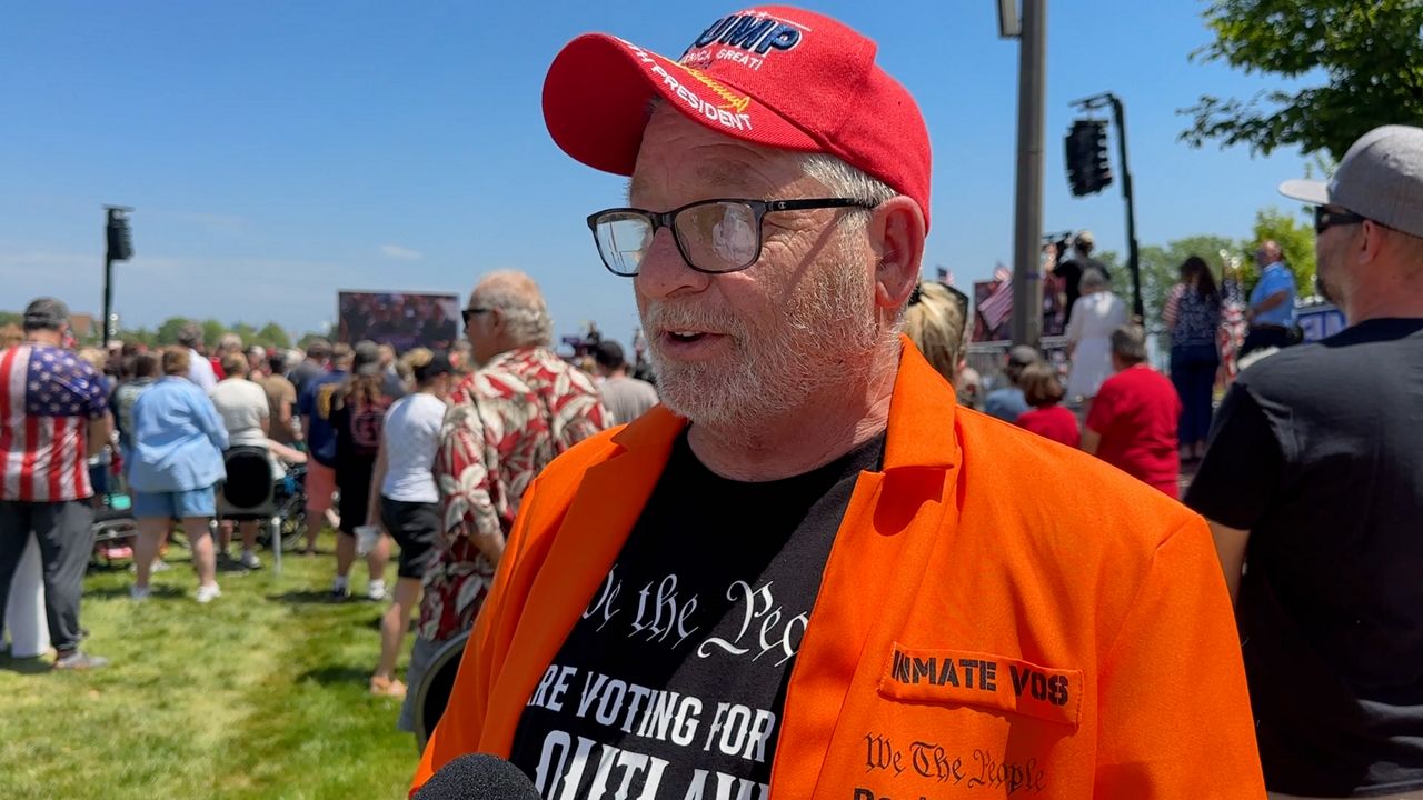 Trump makes third campaign visit to Wisconsin