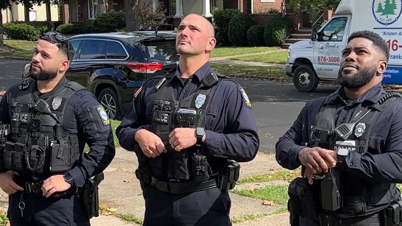 Niagara Falls police officers honored for fire rescue