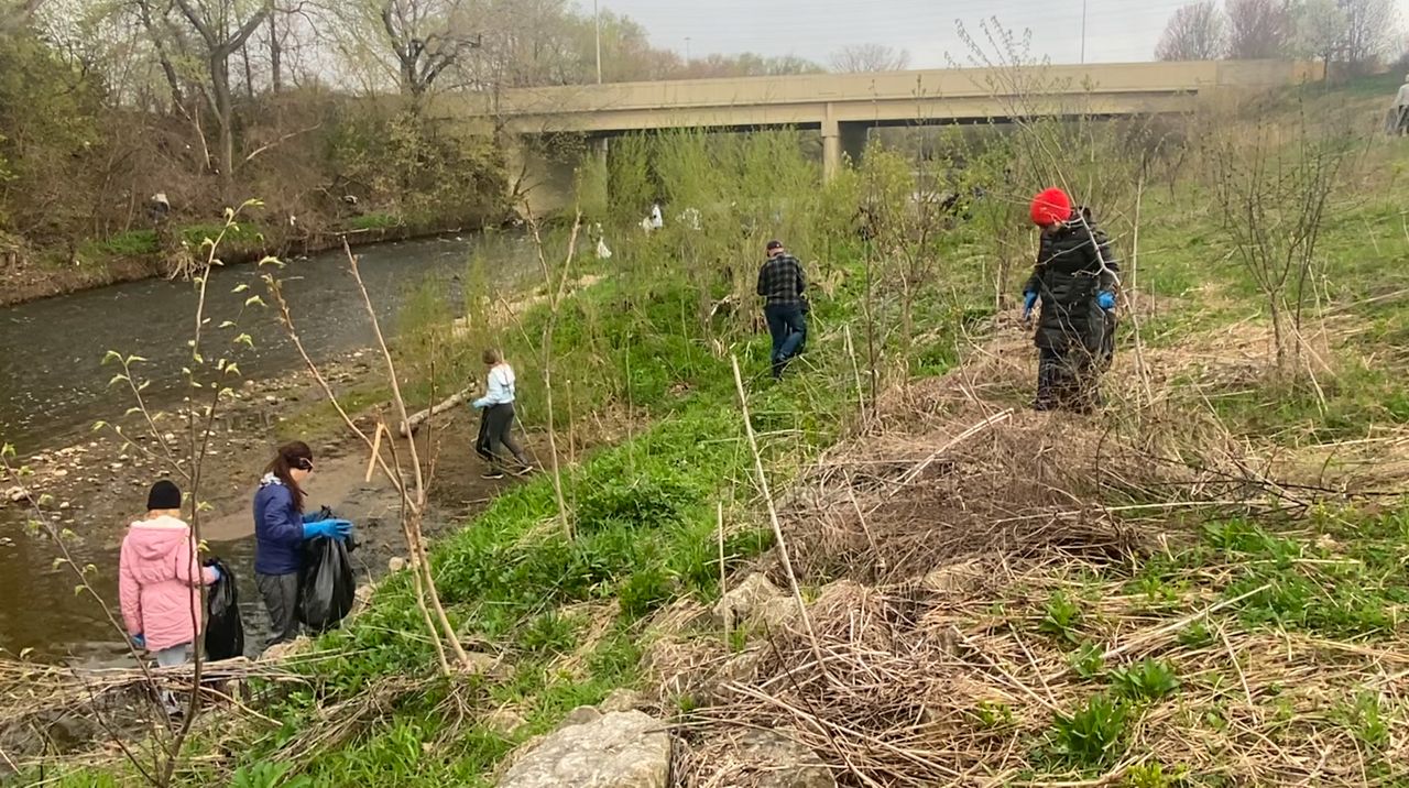 Thousands volunteer for Milwaukee Riverkeeper Spring Cleanup