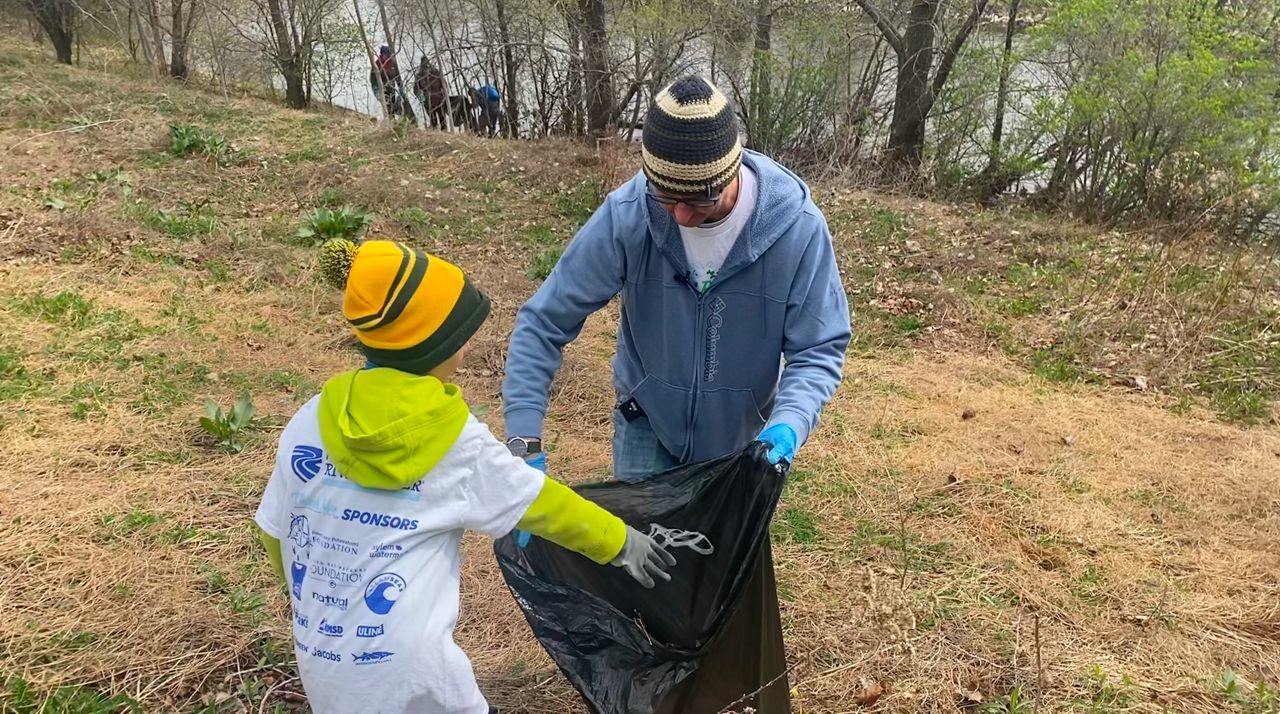 Thousands volunteer for Milwaukee Riverkeeper Spring Cleanup