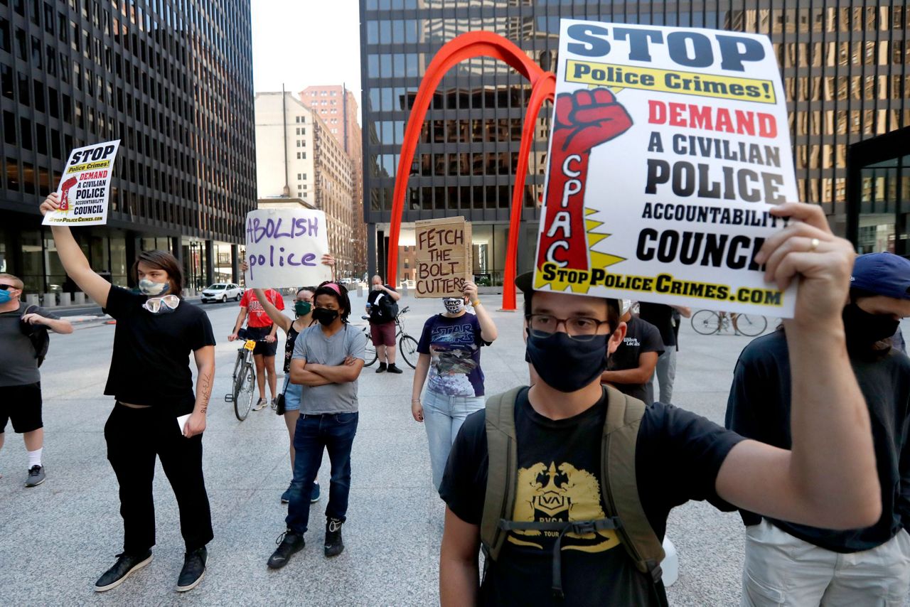 Chicago groups sue to bar federal agents from protest duties