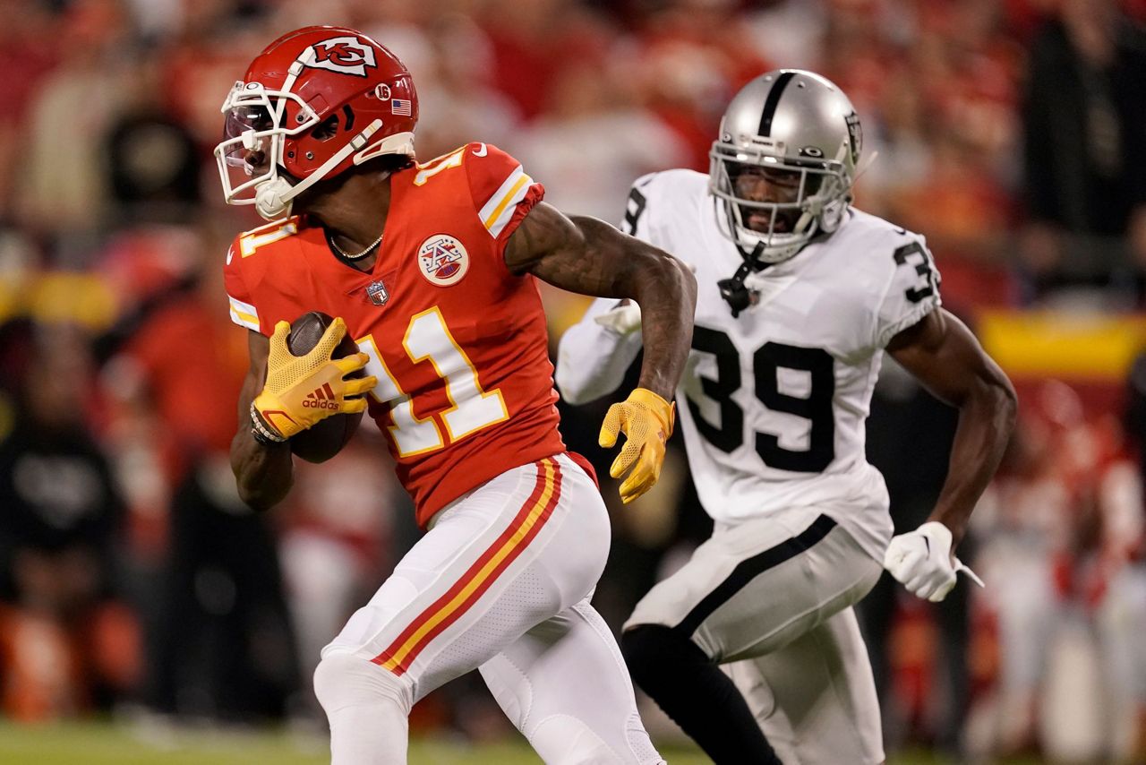 Chiefs hold on for wild 30-29 victory over rival Raiders