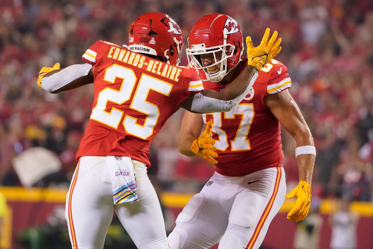 Chiefs hold on for wild 30-29 victory over rival Raiders