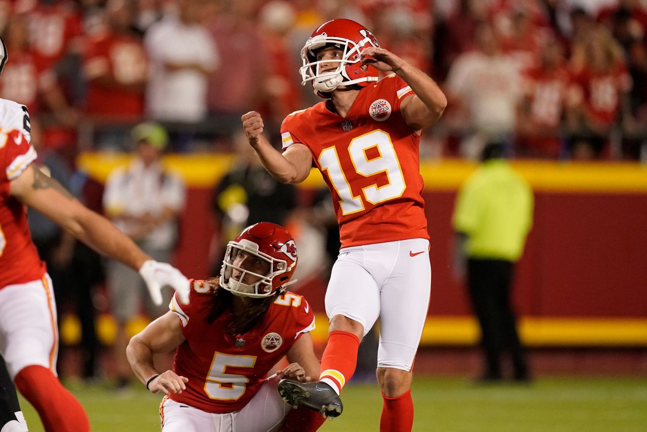 Chiefs hold on for wild 30-29 victory over rival Raiders