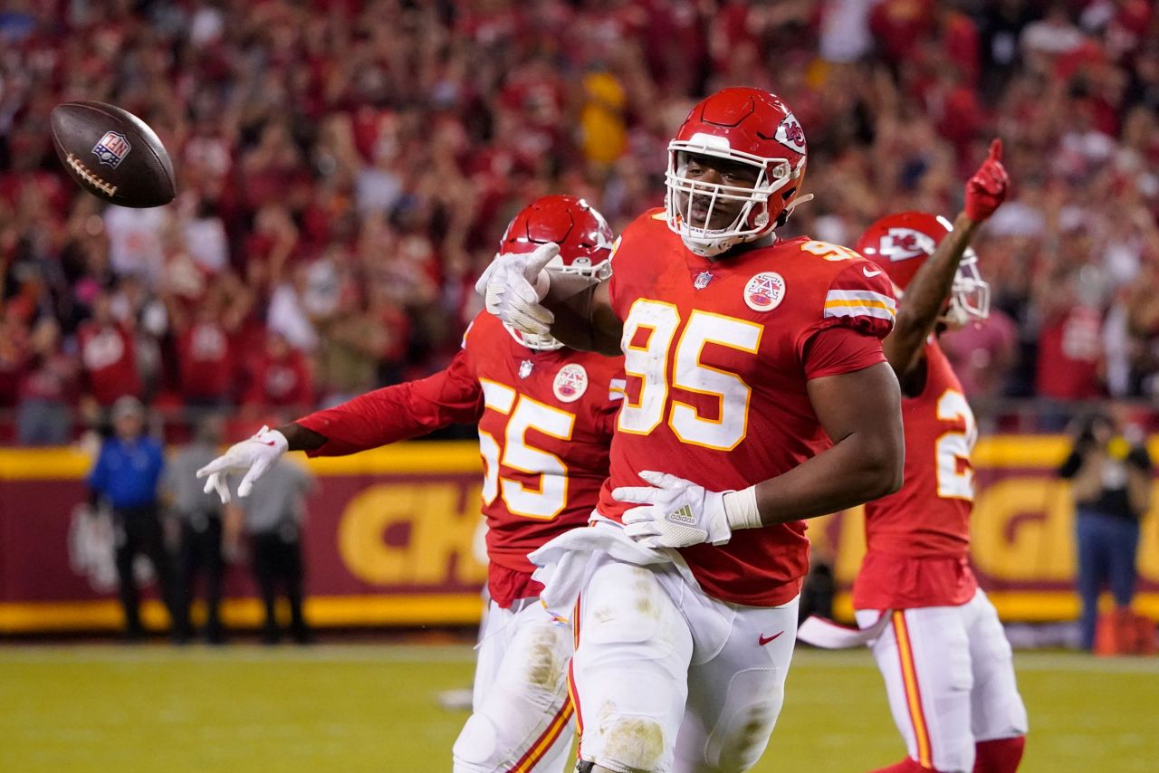 Chiefs hold on for wild 30-29 victory over rival Raiders