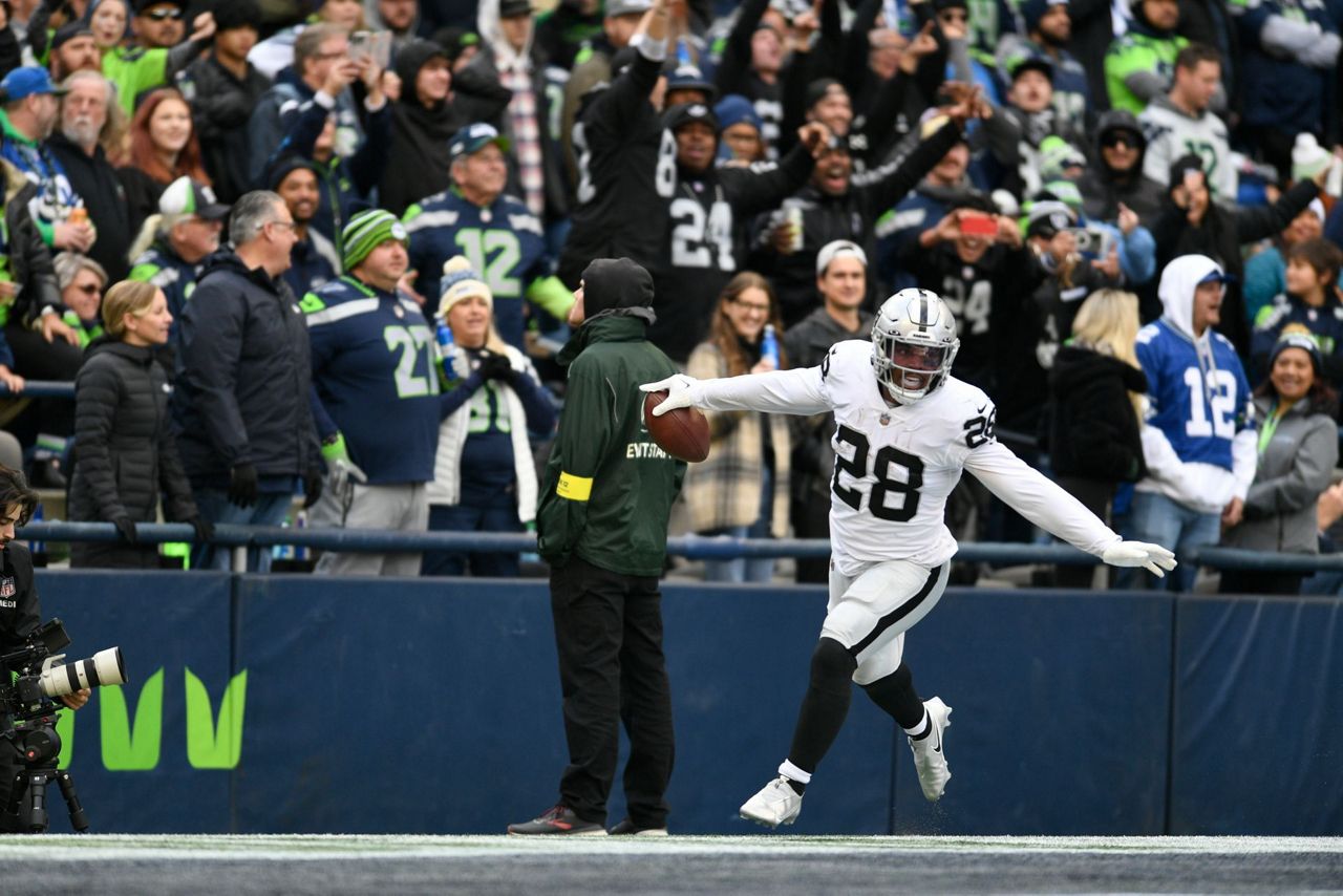 Jacobs caps huge day with TD in OT, Raiders beat Seahawks