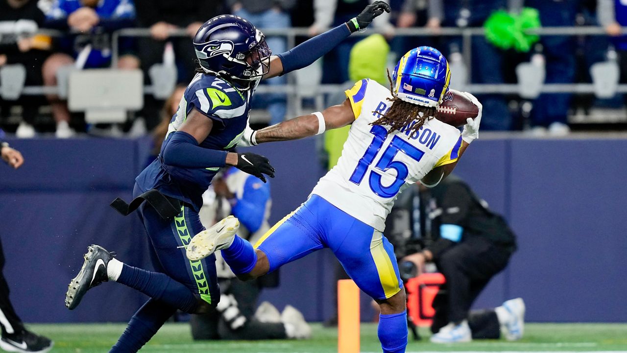 Robinson's one-handed catch in OT gives Rams 26-20 win