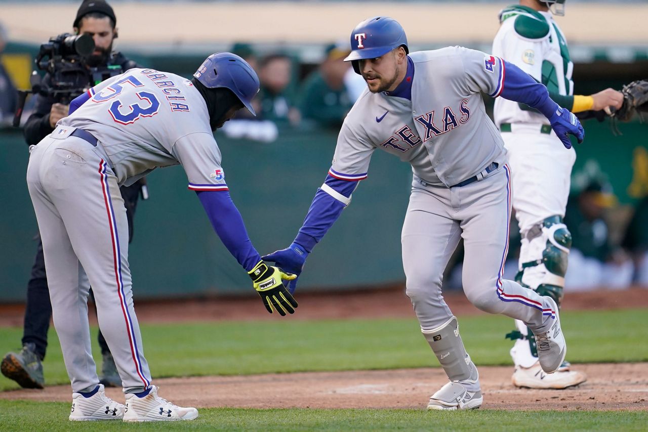 Otto outpitches former high school teammate, Texas tops A's