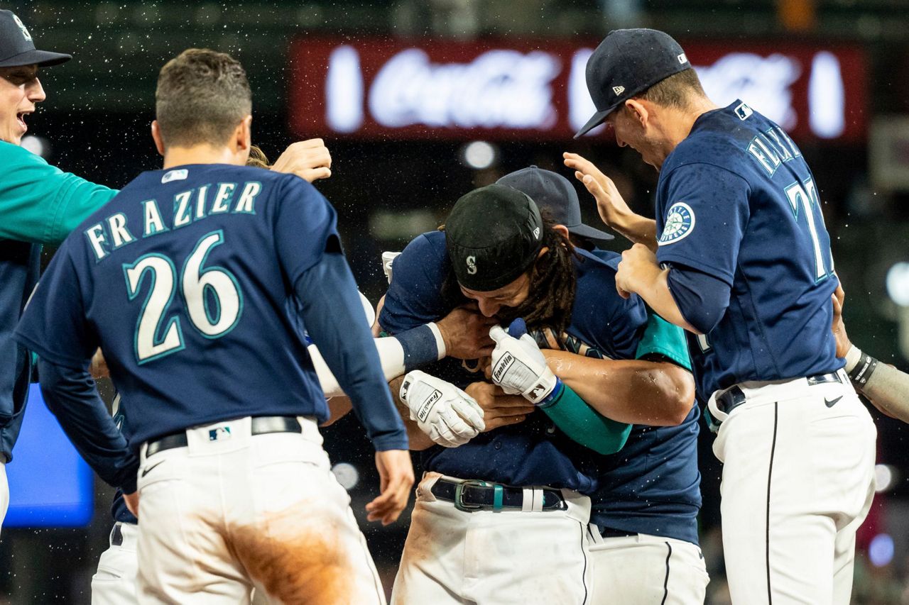 Mariners outlast Rangers in 11, close in on playoff berth