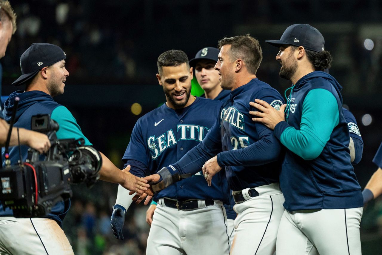 Mariners outlast Rangers in 11, close in on playoff berth