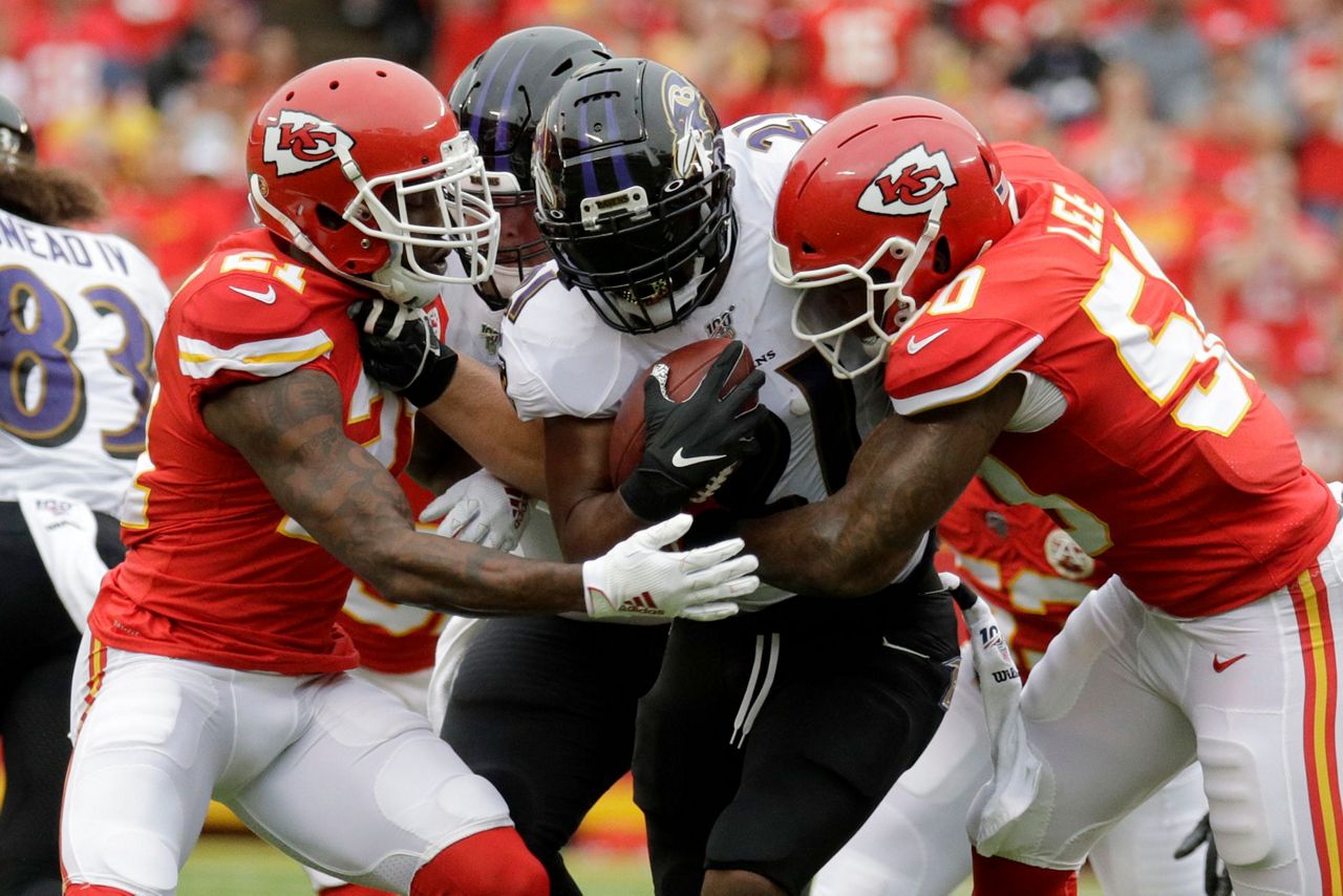 Mahomes throws 3 TD passes as Chiefs hold off Ravens, 33-28