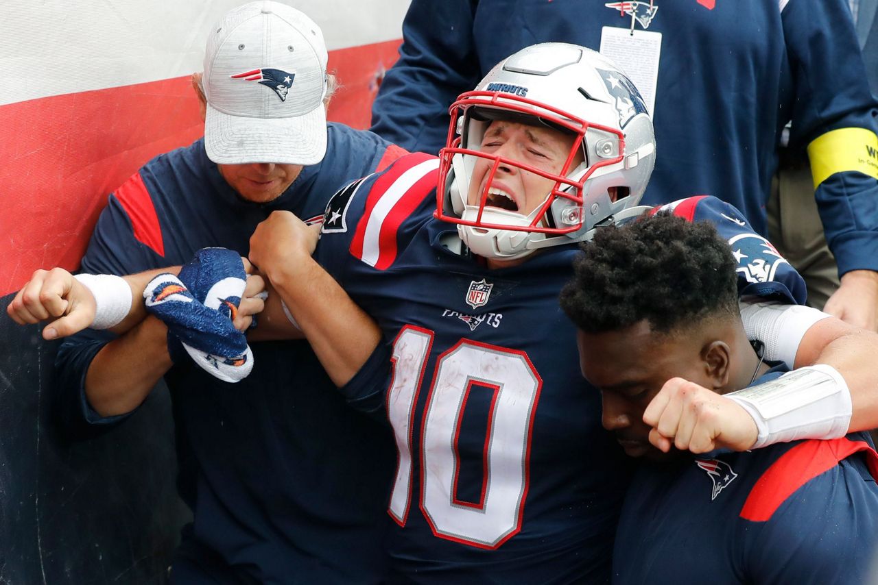 Patriots QB Jones leaves with leg injury after 3rd pick
