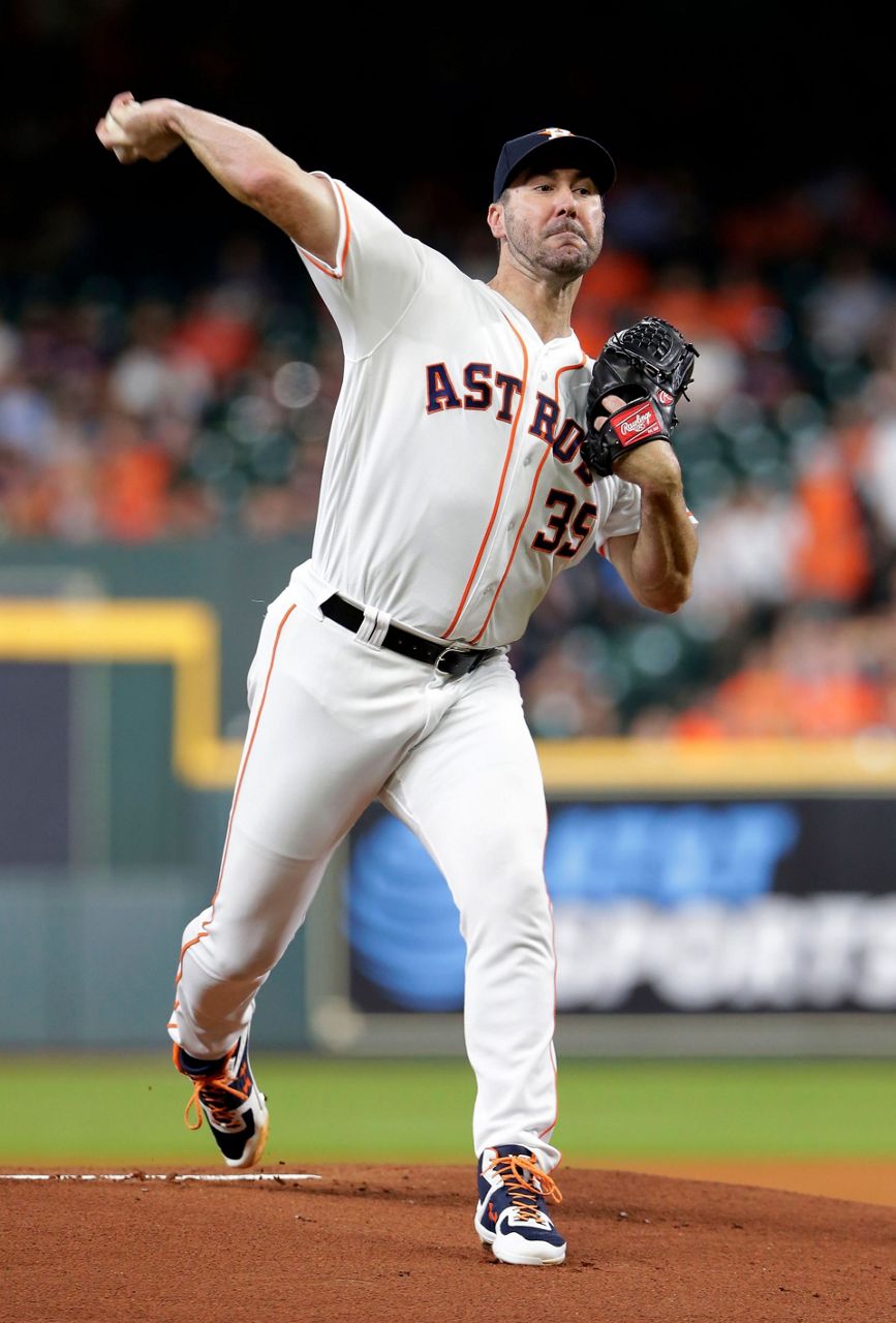 Verlander gets win despite ejection as Astros down Rays 15-1