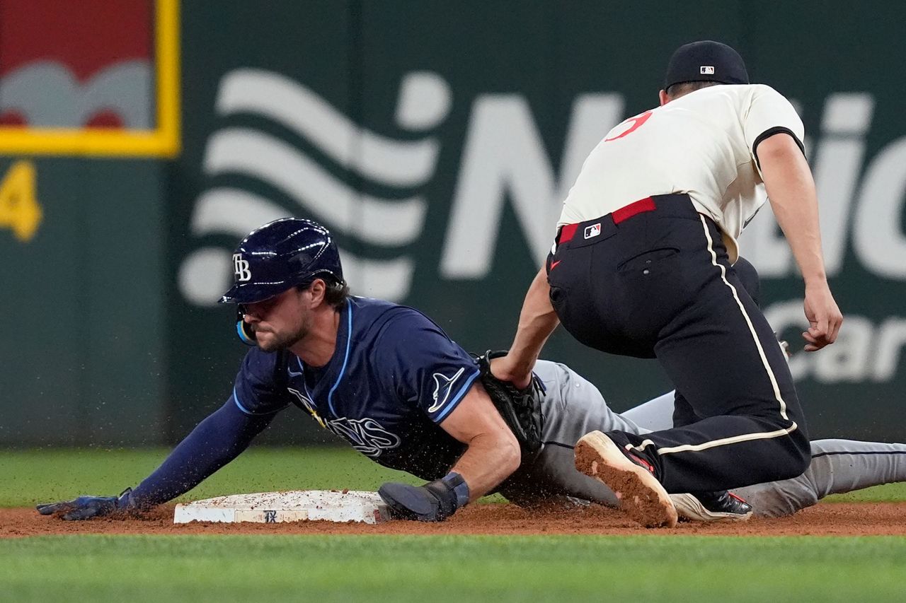 Mother of big league Lowe brothers sees them face each other for 1st ...