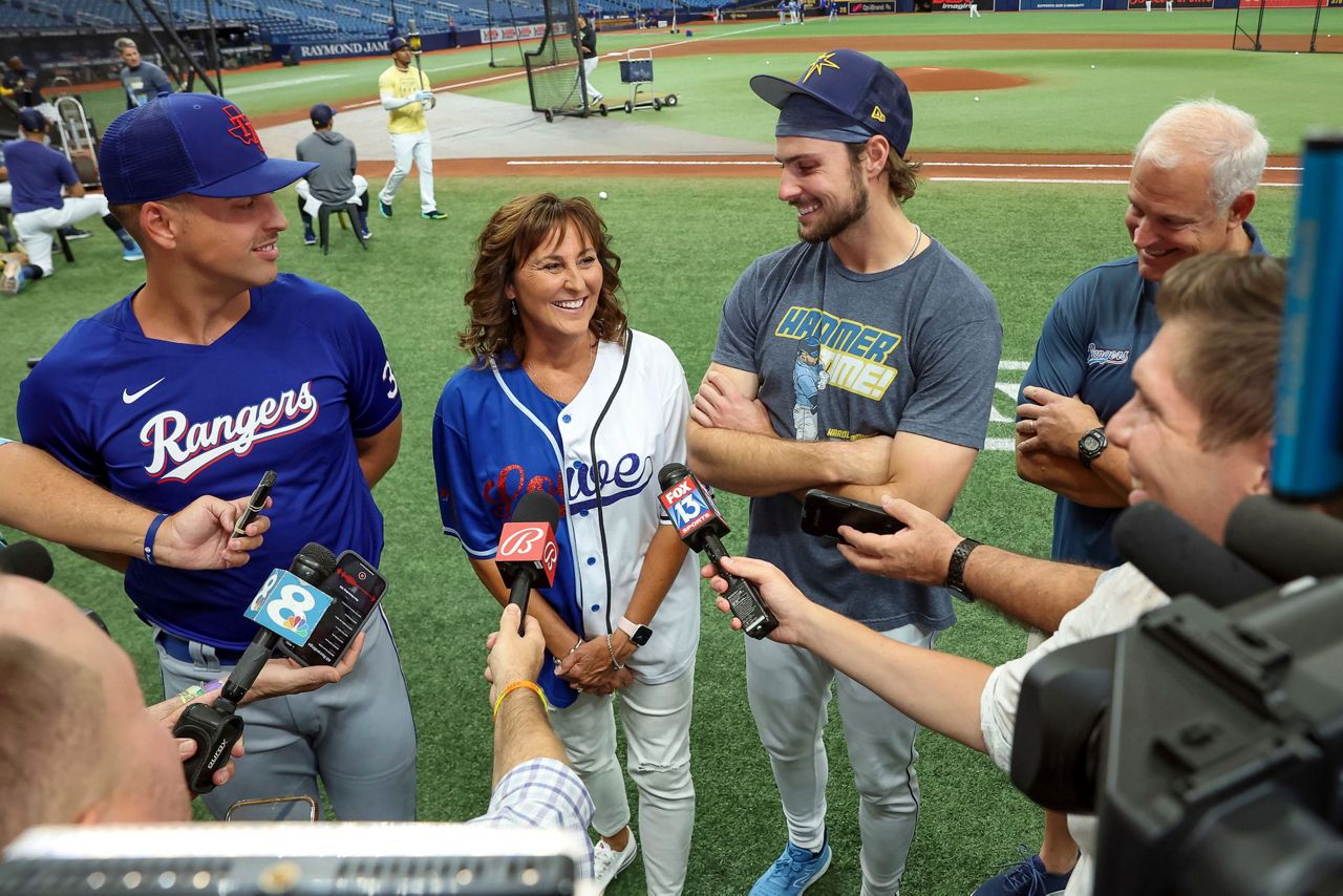 Mother of big league Lowe brothers sees them face each other for 1st ...