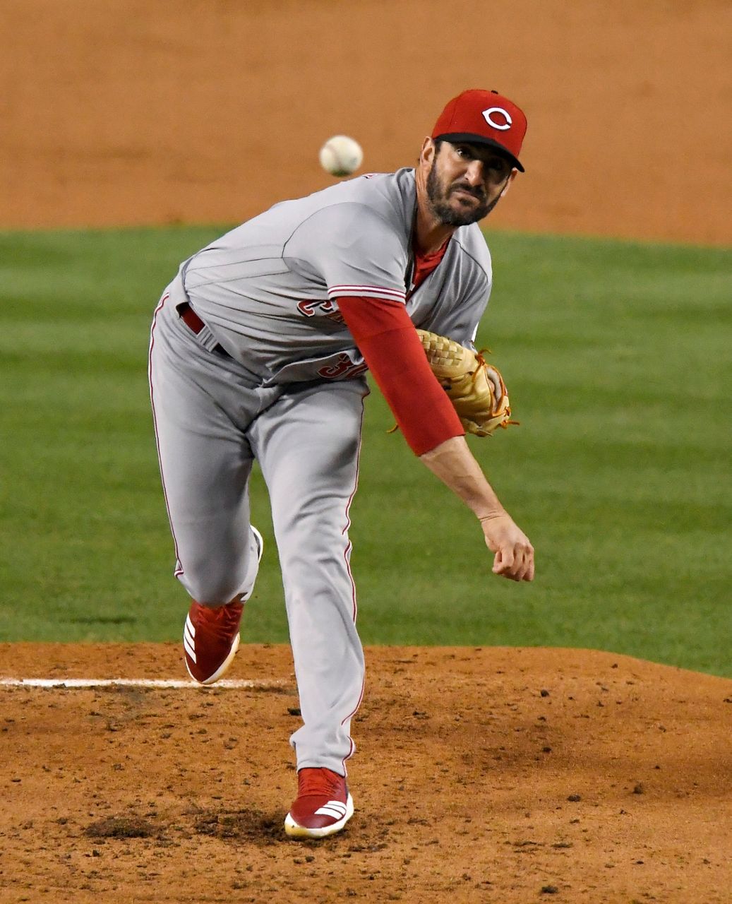 Harvey debuts for Reds in 6-2 win over Dodgers