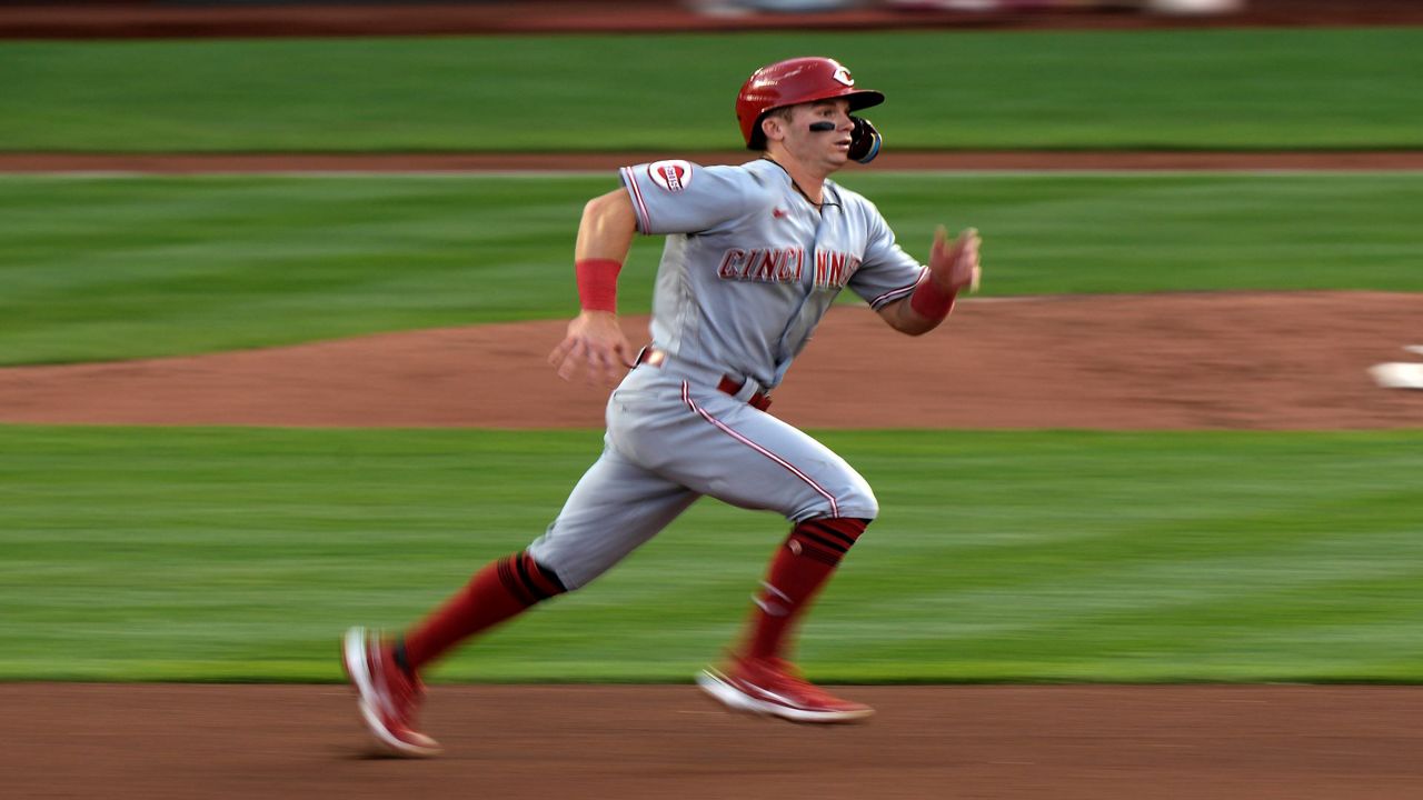 Reds homer 3 times in fifth, roll to 7-4 win, sweep Royals