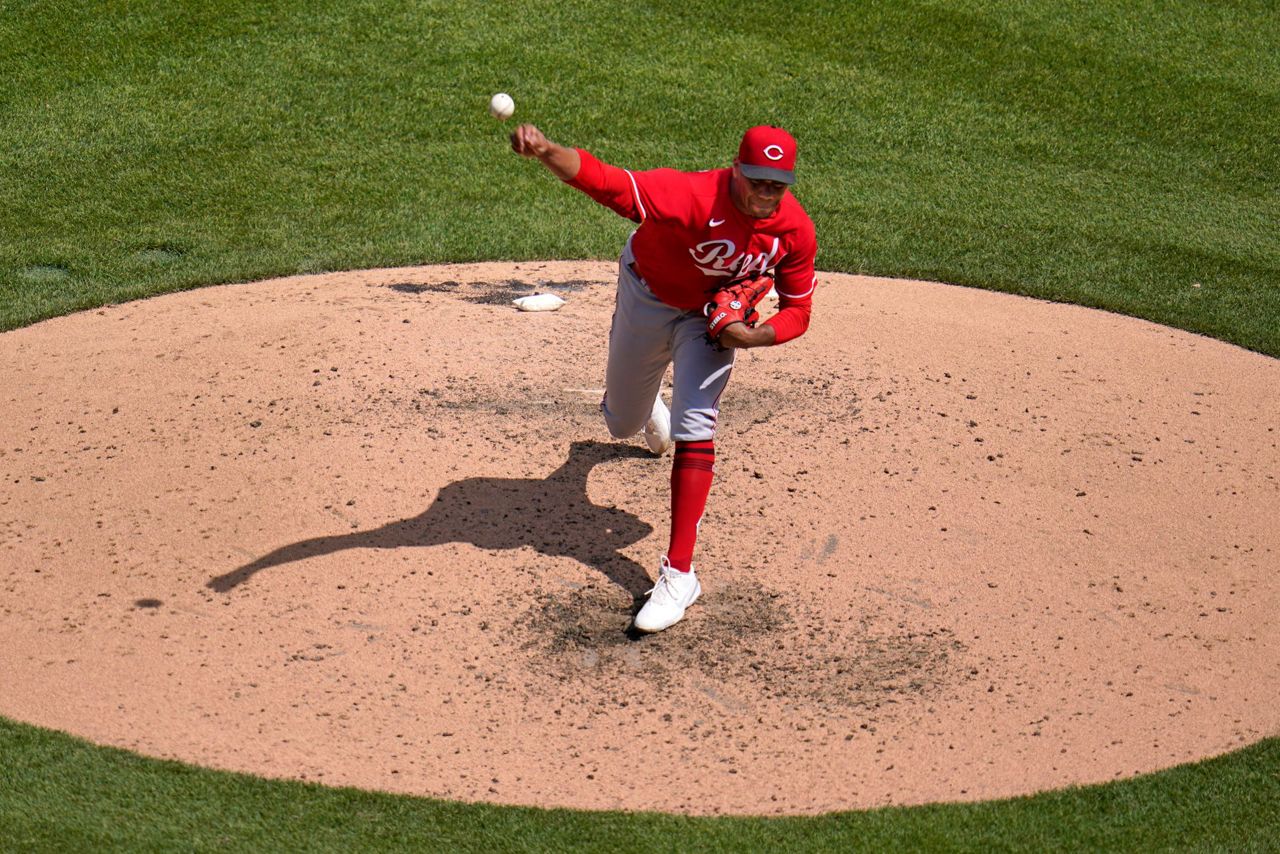 Pirates win despite 0 hits; Reds' Greene, Warren lose 1-0