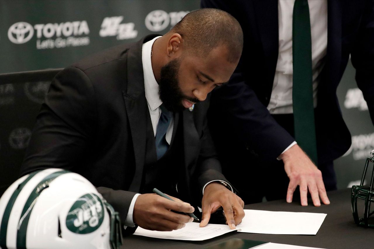 Revis ends 'amazing' career by signing 1-day deal with Jets