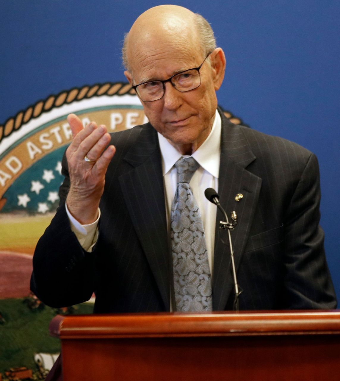 AP source: GOP Sen. Roberts of Kansas won't seek re-election