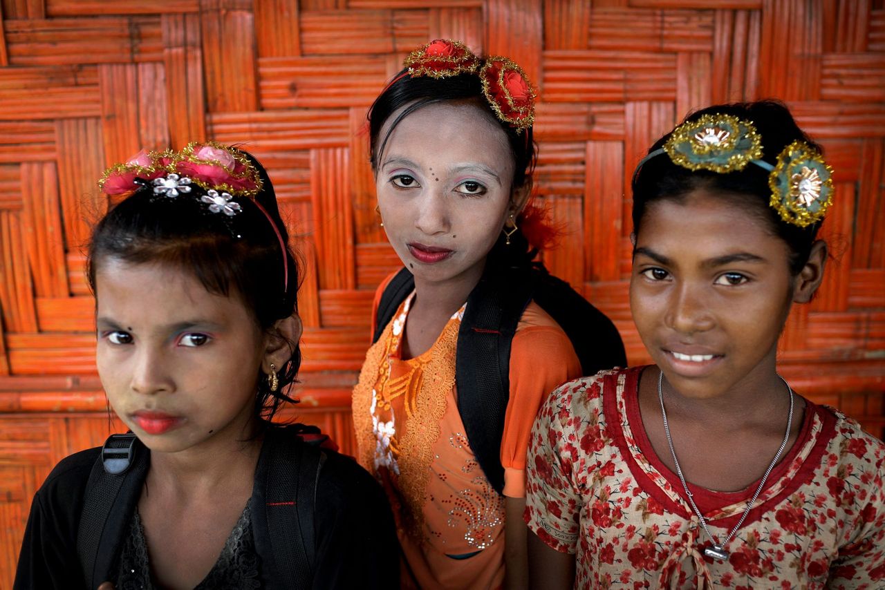 AP PHOTOS: Rohingya girls find joy in elaborate makeup