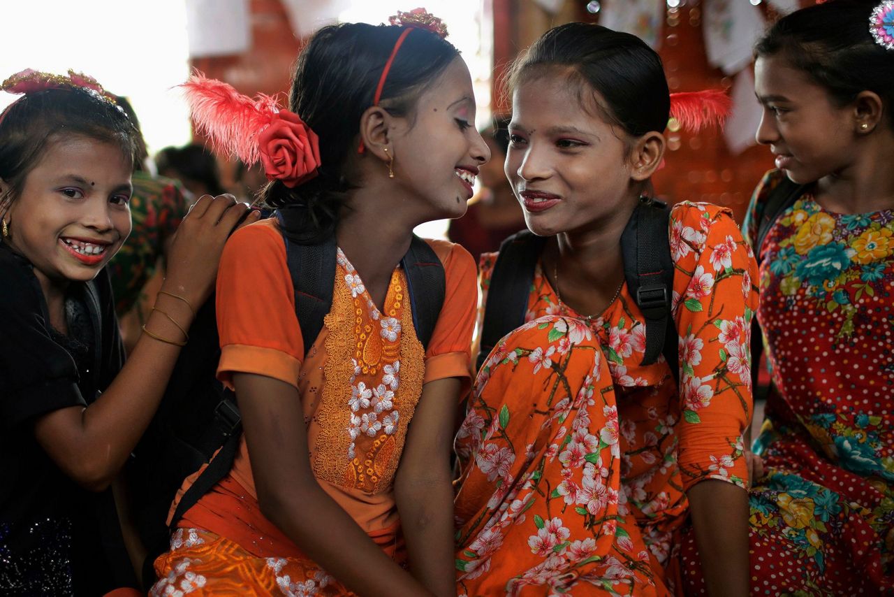AP PHOTOS: Rohingya girls find joy in elaborate makeup
