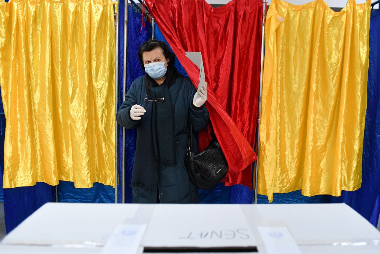 Romanians elect new lawmakers, seek end to political turmoil